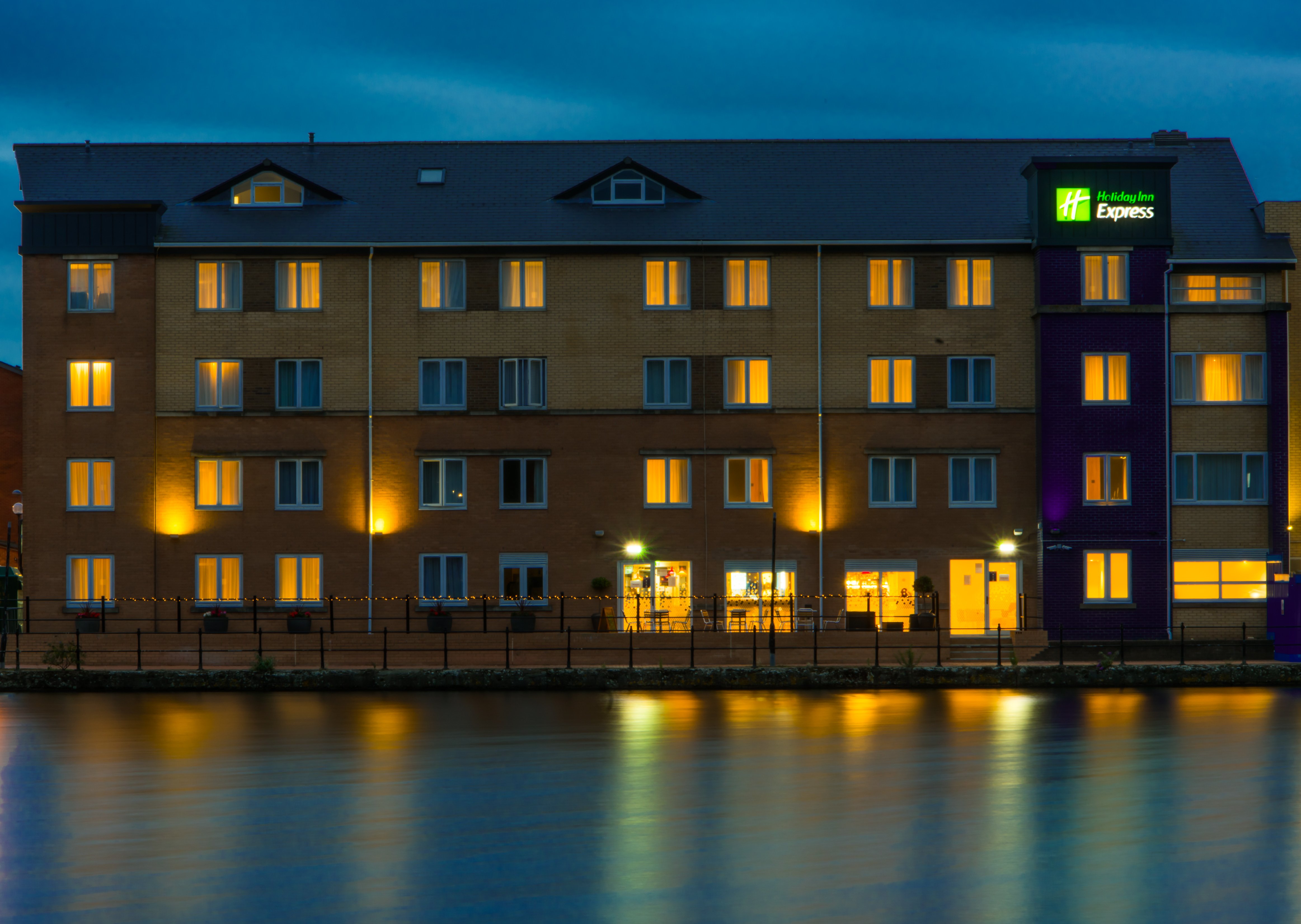 Holiday Inn Express Cardiff Bay Cardiff Wales Hotels Tourist Class holiday-inn-express-cardiff-bay-cardiff-wales-hotels-tourist-class