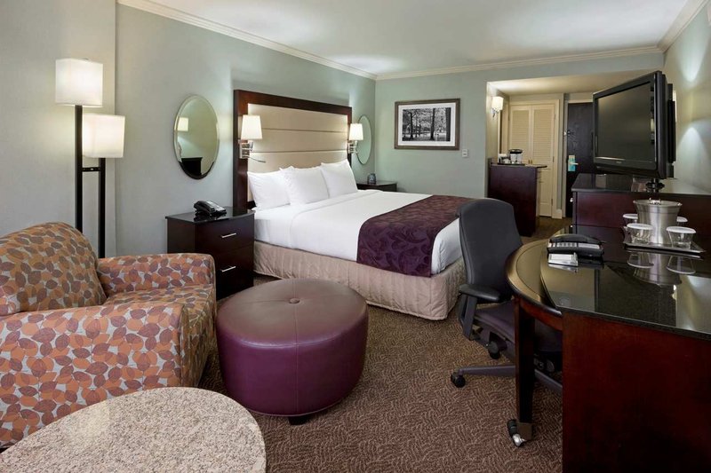 Embassy Suites By Hilton Springfield - 0 Reviews - 8100 Loisdale Rd ...