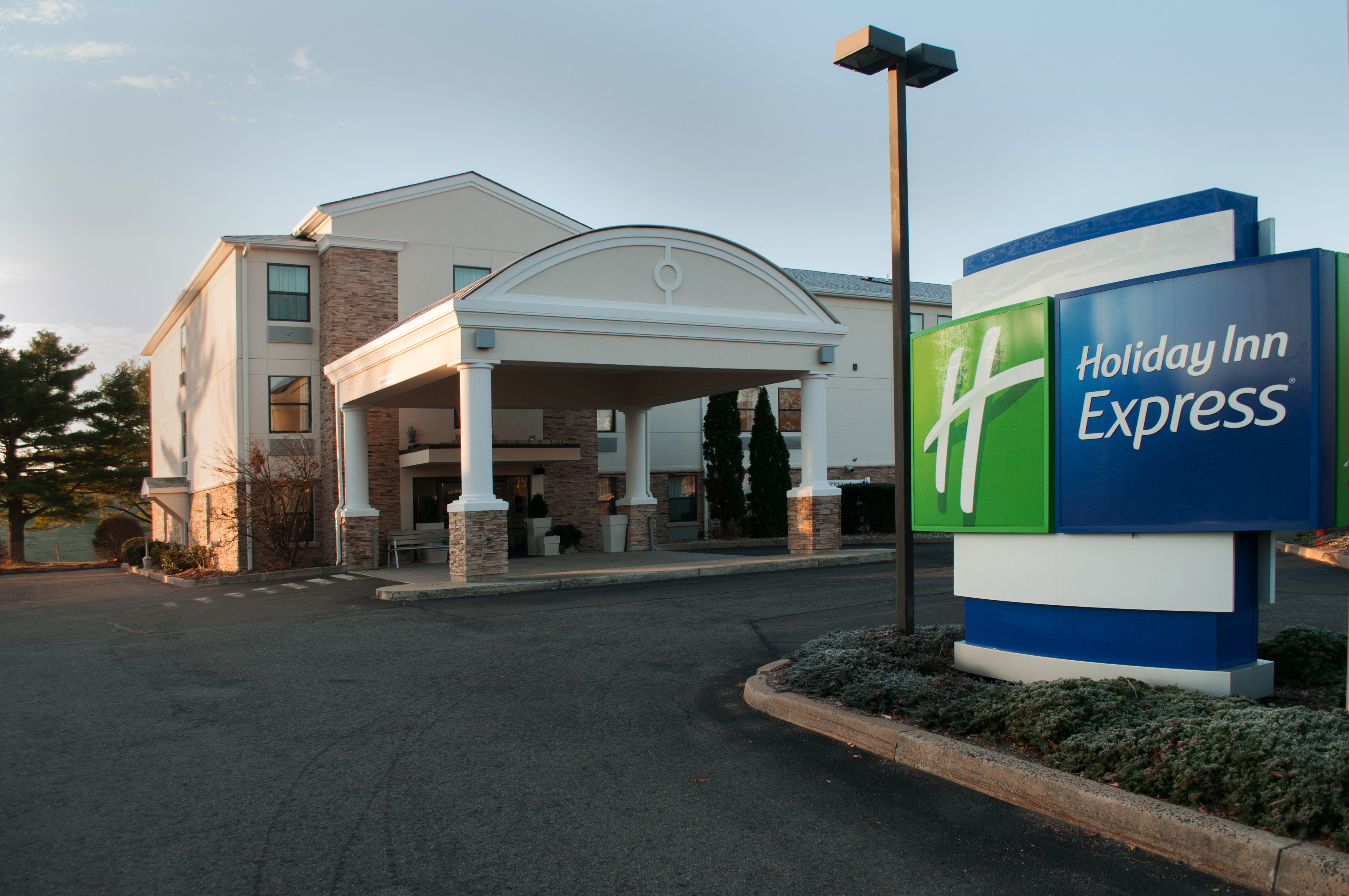 Holiday Inn Express Local Info- Tourist Class Vernon, CT Hotels ...